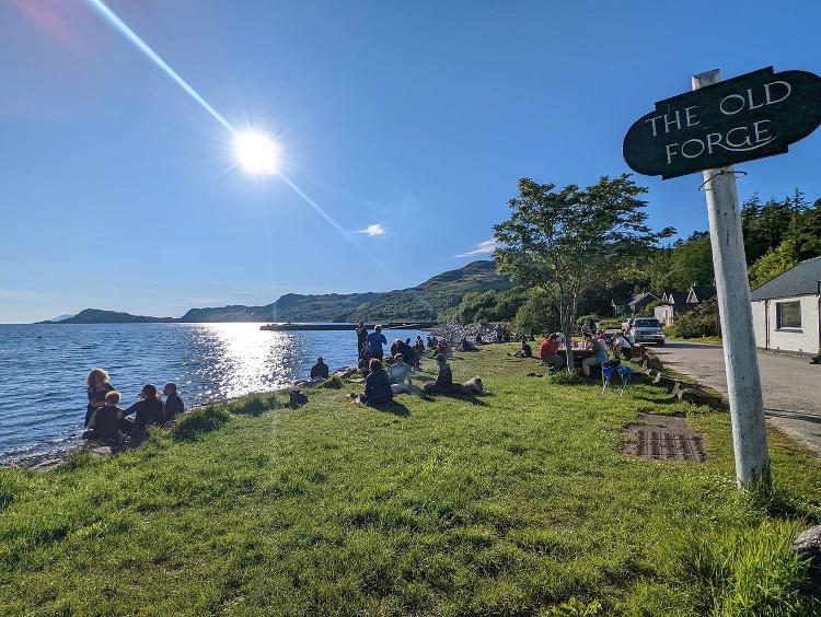 Pub mais remoto do Reino Unido só é acessível com balsa ou trilha