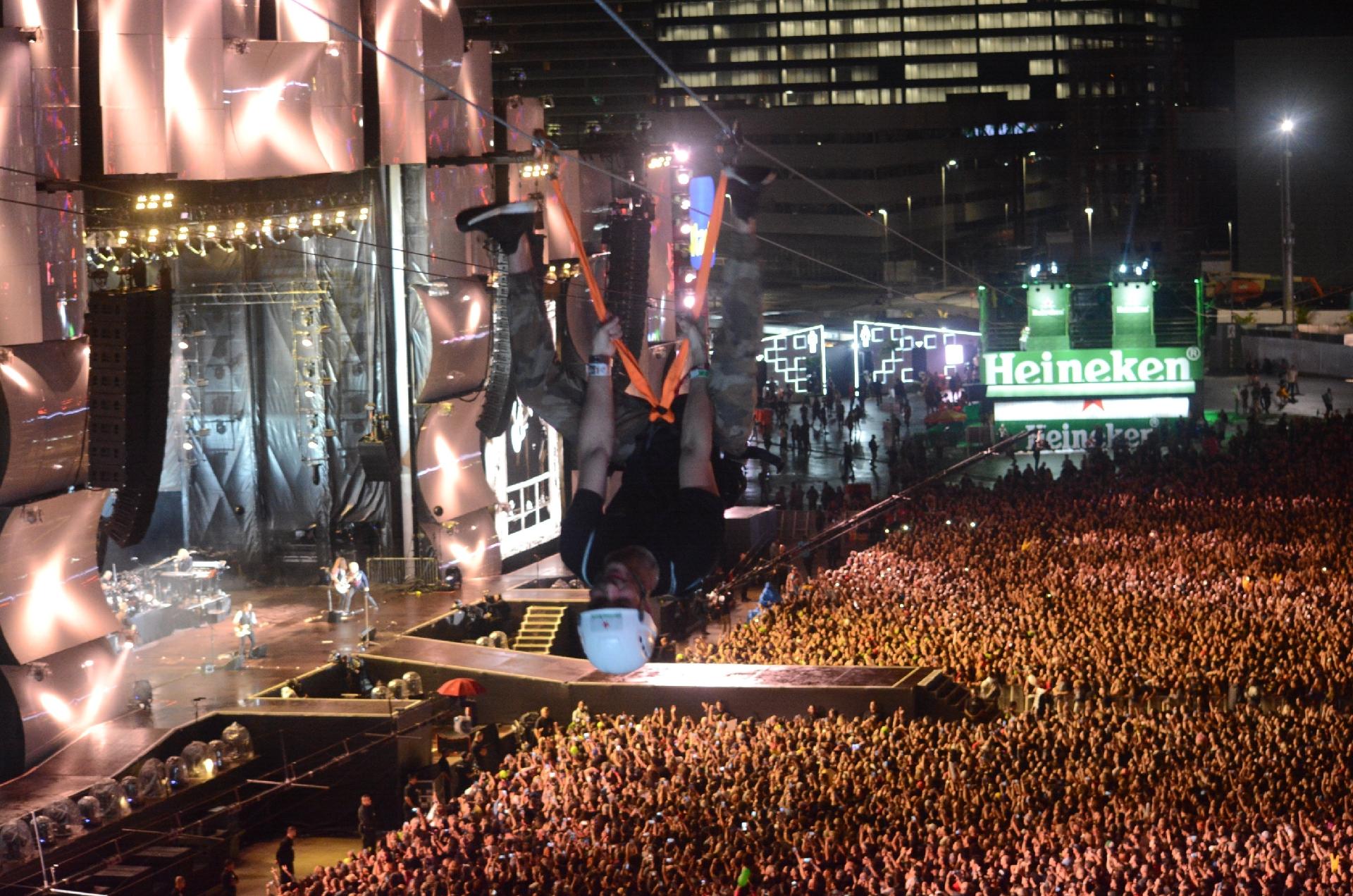 Rock in Rio: Jon Bon Jovi dá beijo em fã; relembre outros selinhos