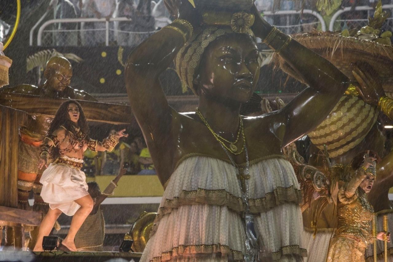 Fotos: Chuva toma conta da Sapucaí na última noite de desfiles do ...