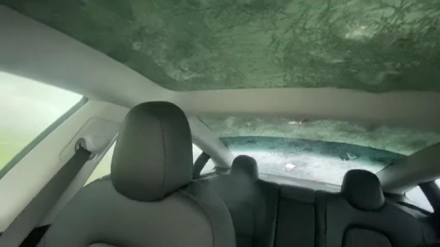 Dono tem Tesla destruído em tempestade de granizo em estrada