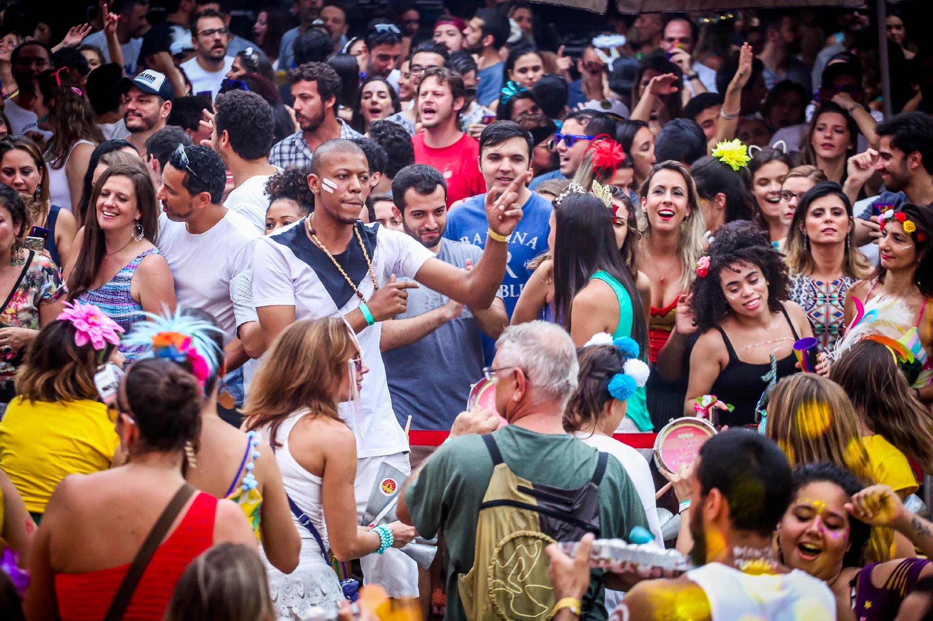 Fotos: Bangalafumenga agita o pré-Carnaval em pleno domingão em São ...