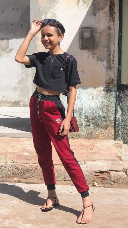Bota Pó: jovem gay bomba com looks femininos com apoio da mãe