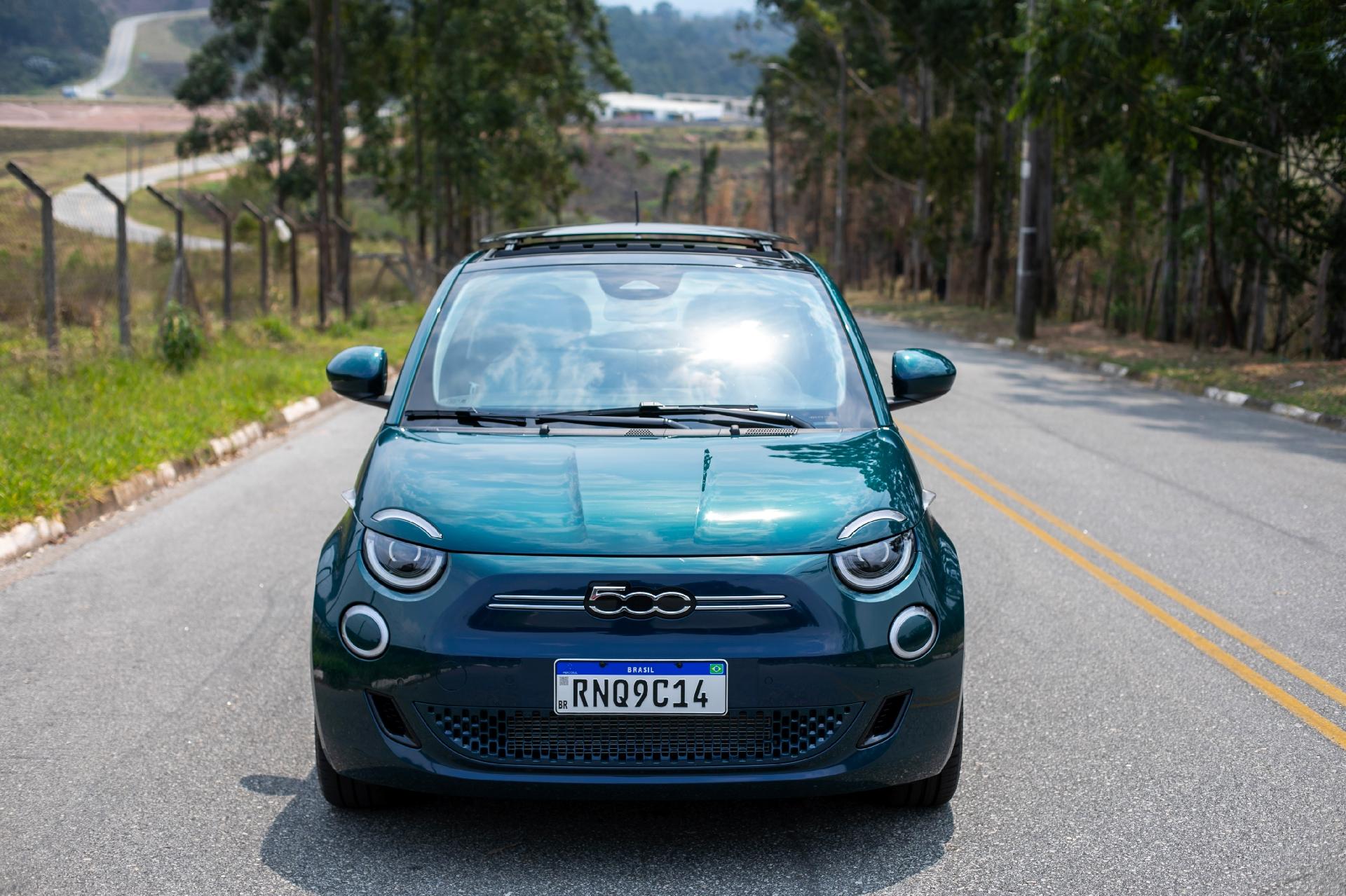 Fiat 500 e Mini Cooper: elétricos e retrôs a R$ 240 mil valem a pena?