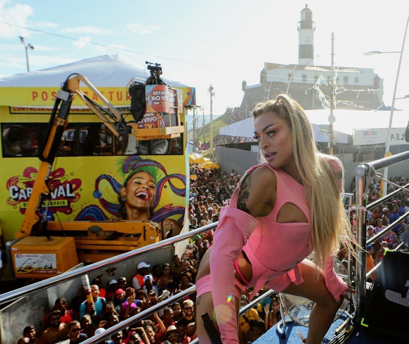 Pabllo Vittar capricha no rebolado de body rosa e sacode Salvador