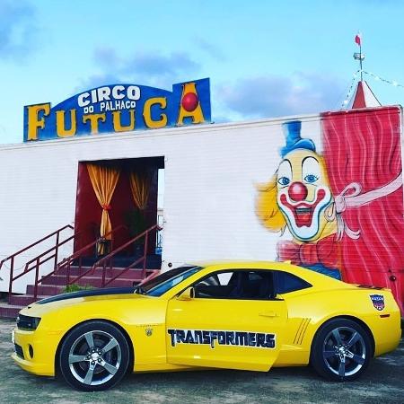 Chevrolet Camaro ganha alto-falante no teto e vira atração circense