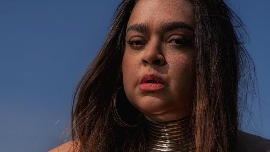 Preta Gil posa nua em aniversário de 49 anos