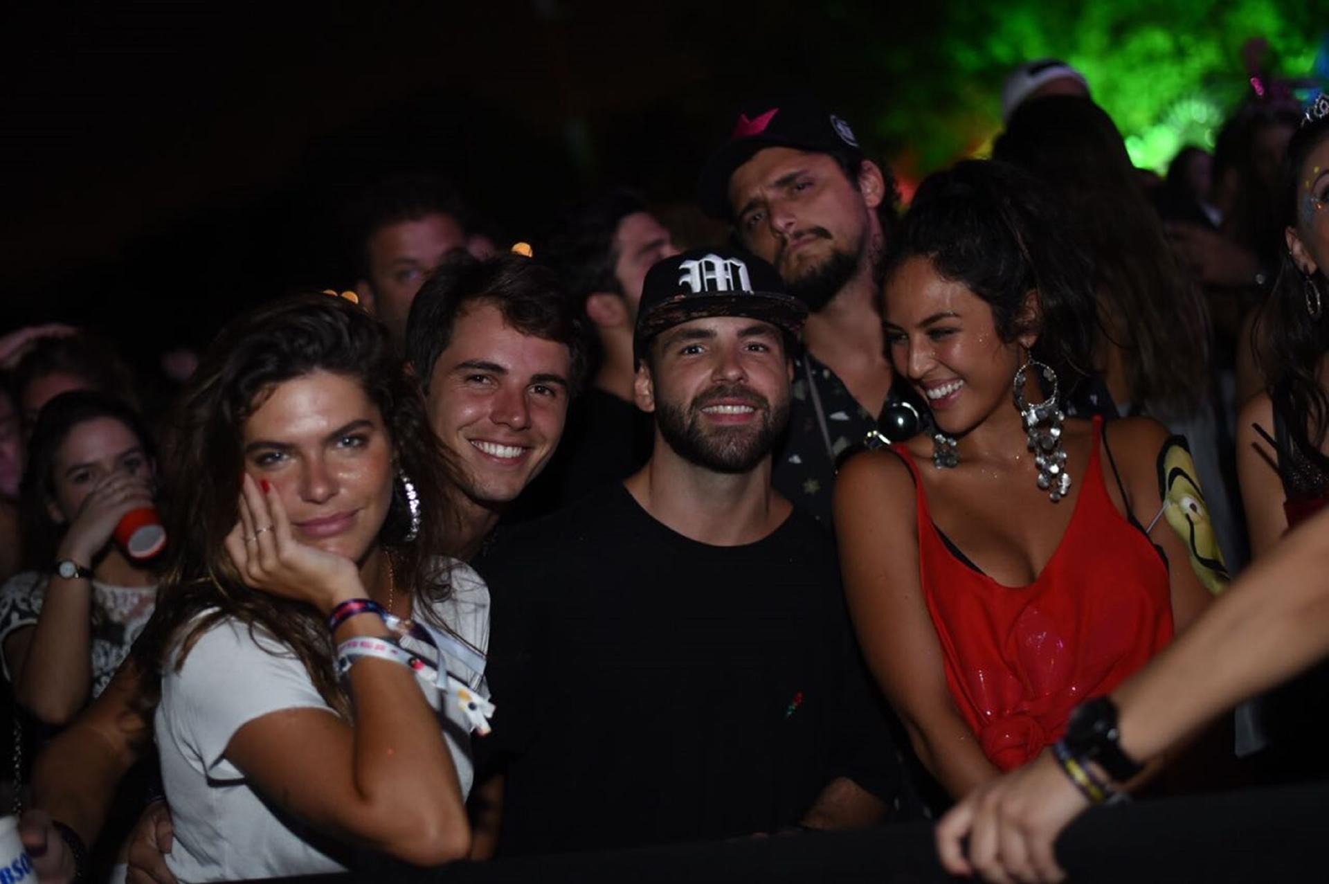 Vai, malandra! Anitta faz show surpresa e rebola muito em festa no Rio ...