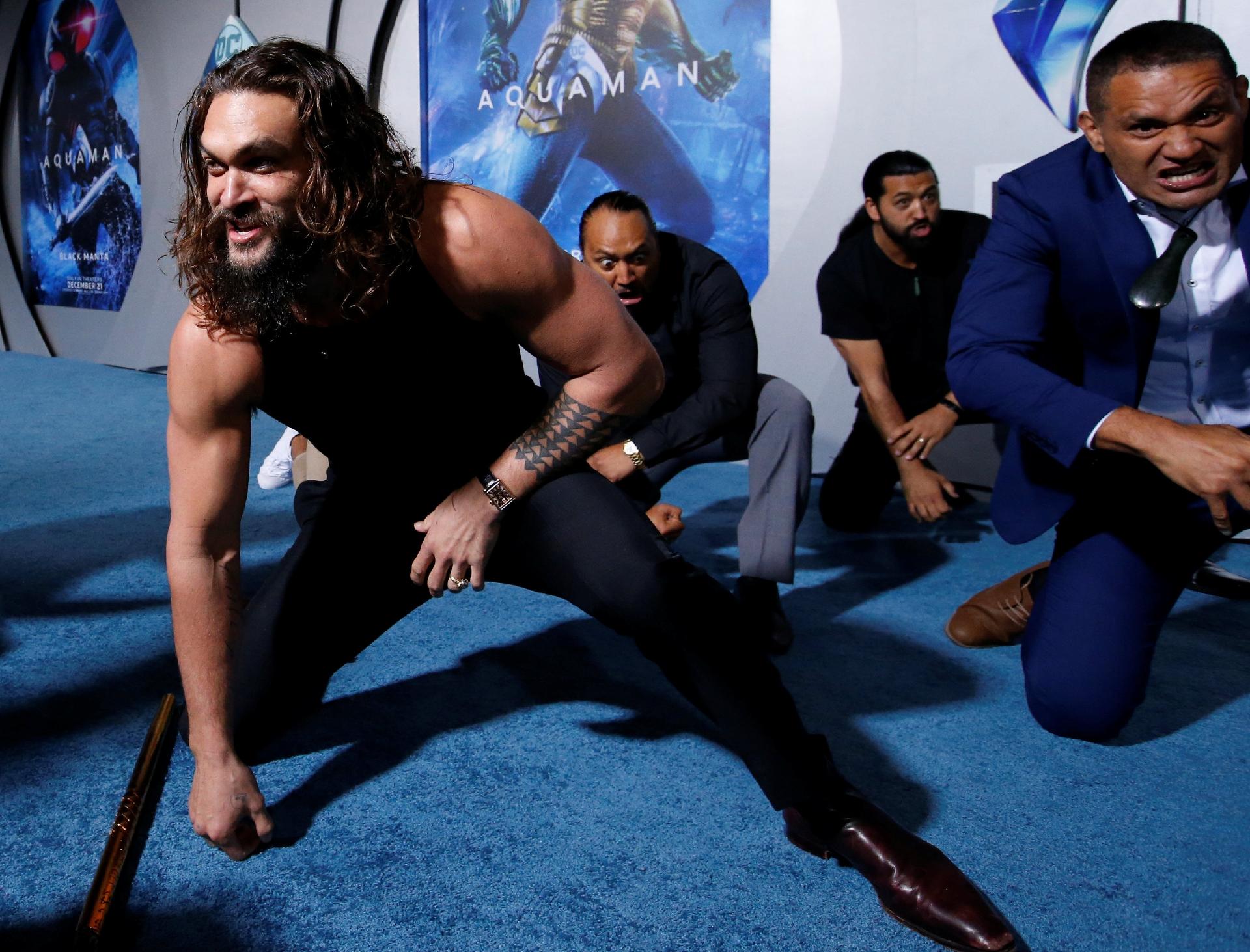Jason Momoa faz Haka com seus filhos e elenco na estreia de "Aquaman ...