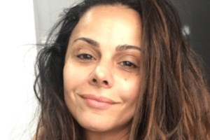 Viviane Araújo dá bom dia para os fãs com foto sem maquiagem ...