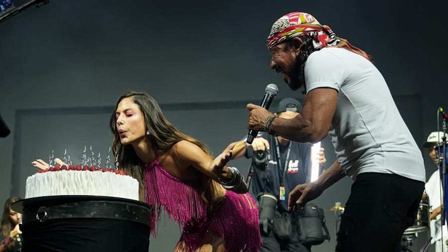 Mari Gonzalez ganha bolo de aniversário do sogro, Bell Marques
