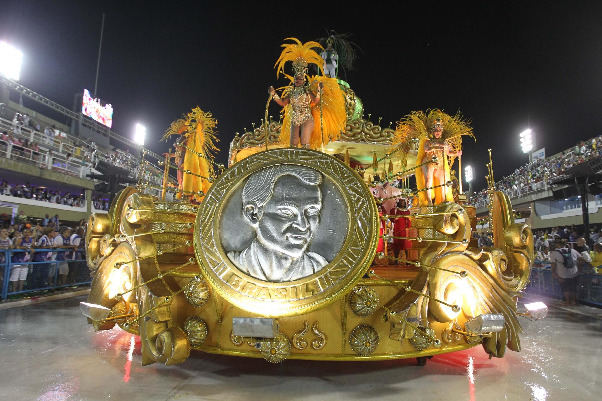 De tapa-sexo a barraco, o vale tudo das musas do lado B do Carnaval ...