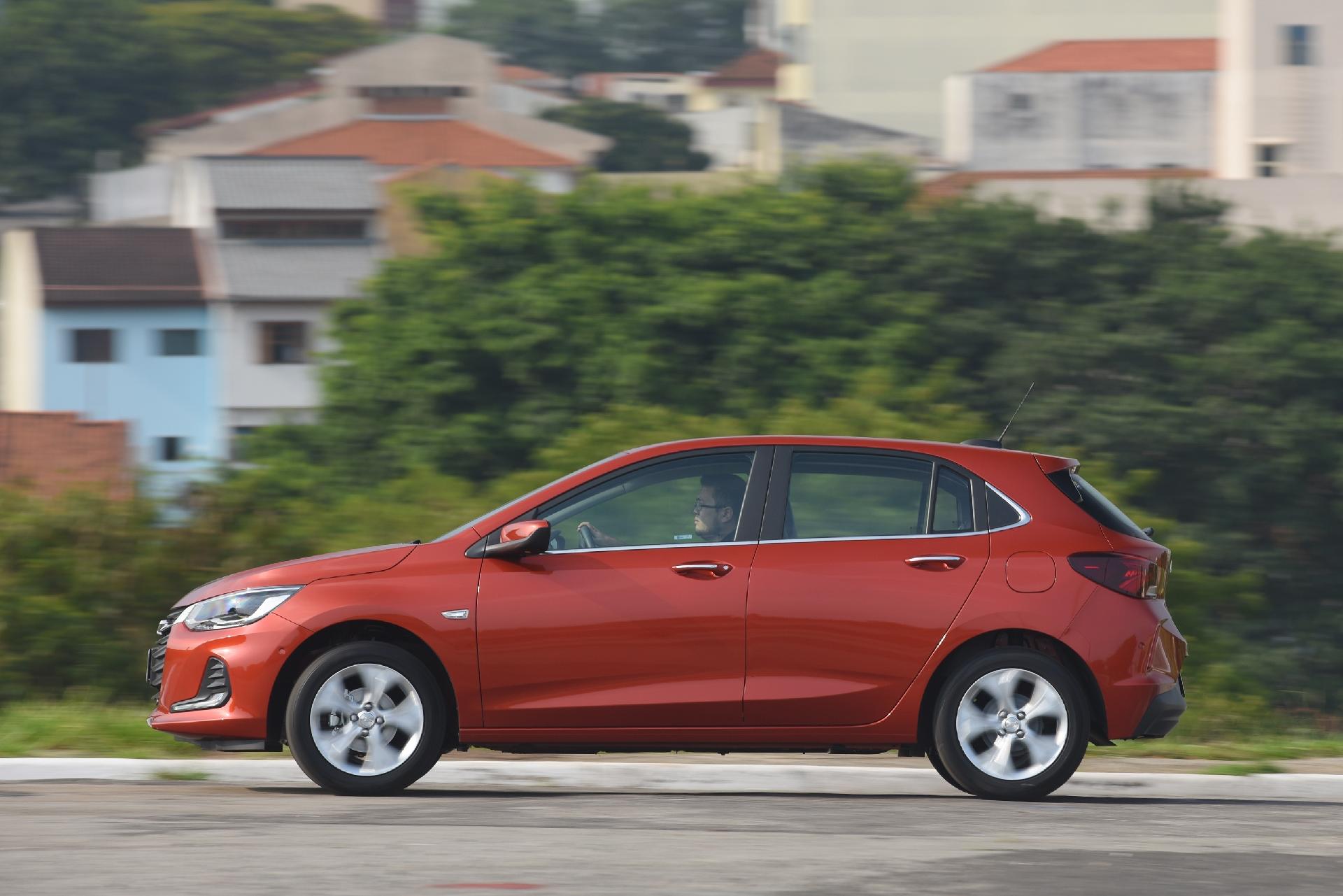 Novo Onix hatch também sofre com vazamento de combustível; veja vídeo