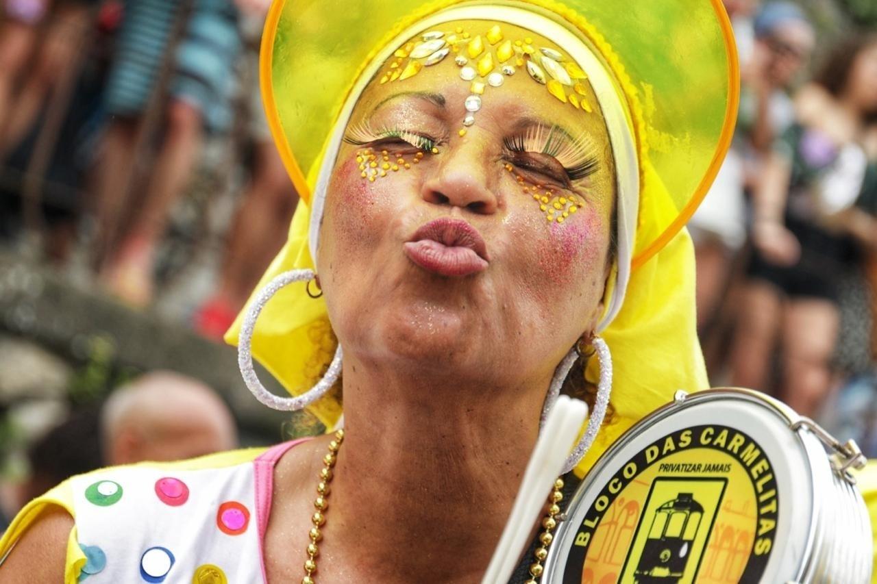 Carnaval no Rio: Quem é Raquel Potí, pernalta que coloriu blocos