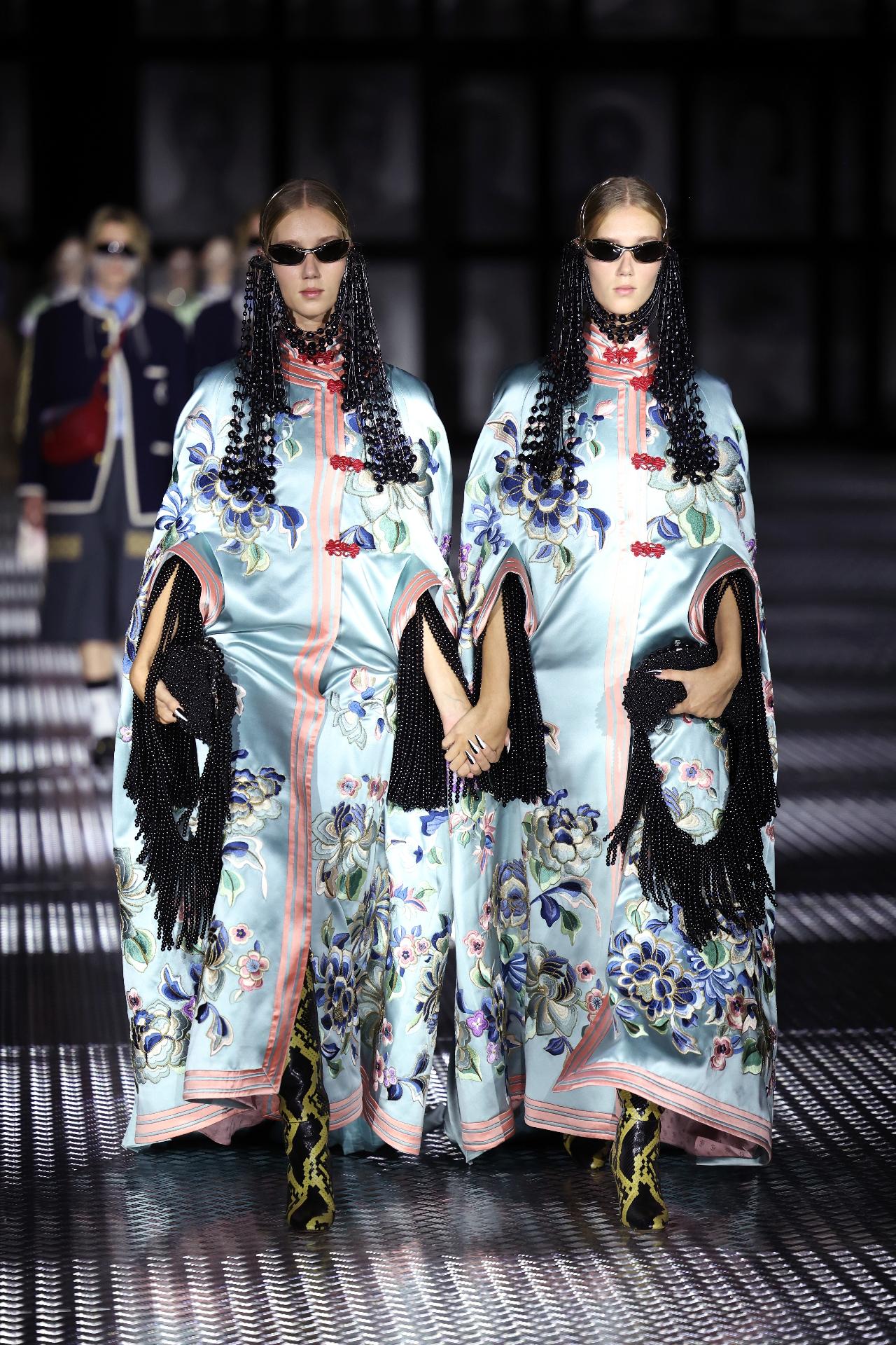 68 irmãos gêmeos e Gremlin: Gucci dá o que falar com desfile viral em ...