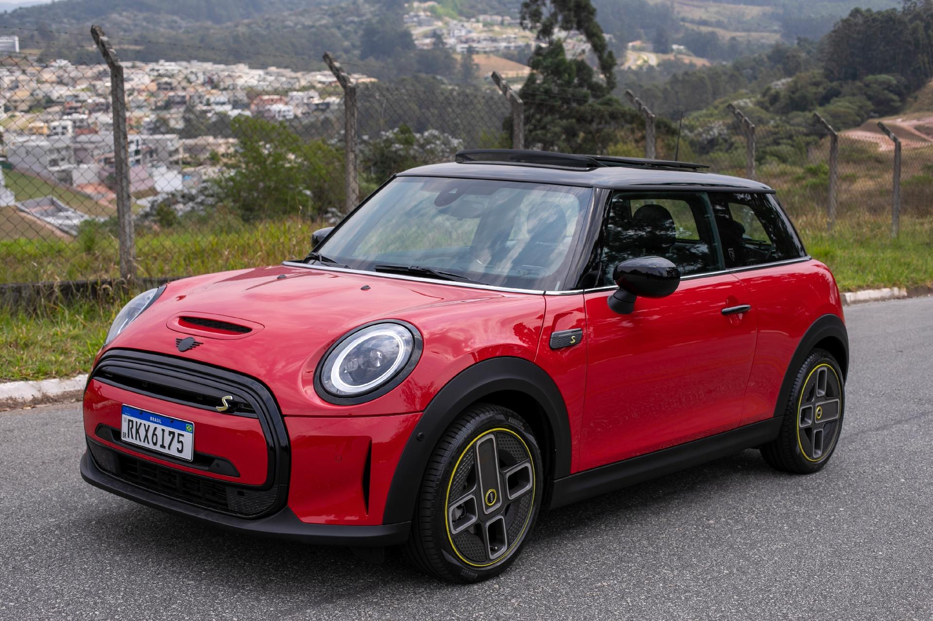 Fiat 500 e Mini Cooper: elétricos e retrôs a R$ 240 mil valem a pena?