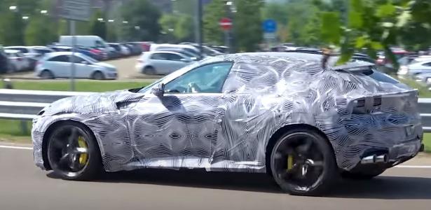 SUV Ferrari Purosangue é flagrada em teste na rua com motor V12