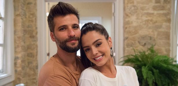 Foto de Giovanna Lancellotti tietando Gagliasso compõe cenário de ...