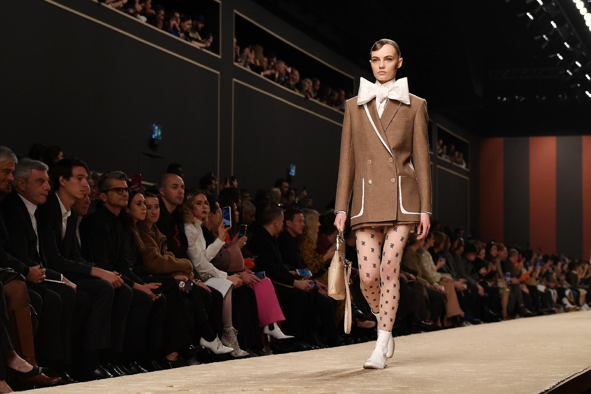 Fendi faz homenagem final para Karl Lagerfeld em seu desfile em Milão ...
