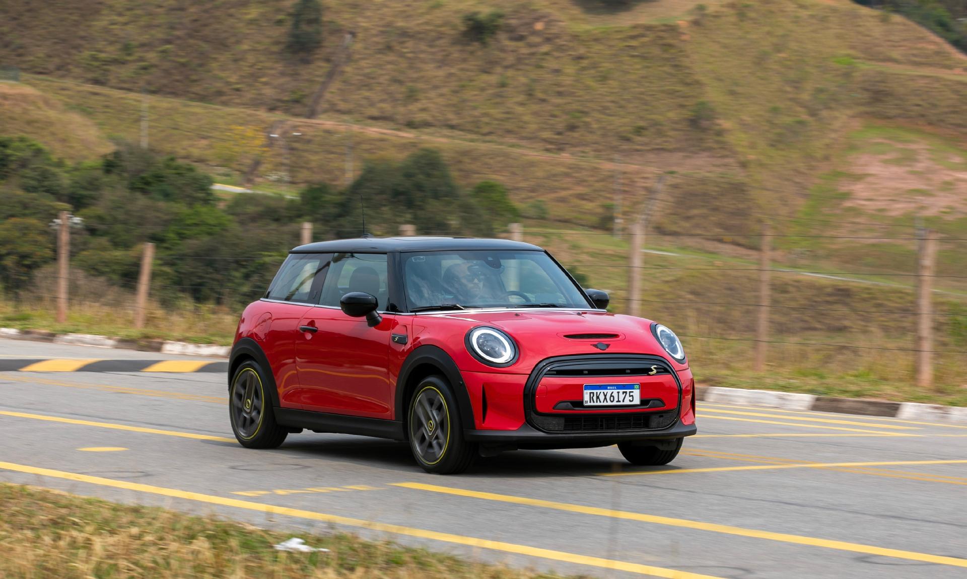 Fiat 500 e Mini Cooper: elétricos e retrôs a R$ 240 mil valem a pena?