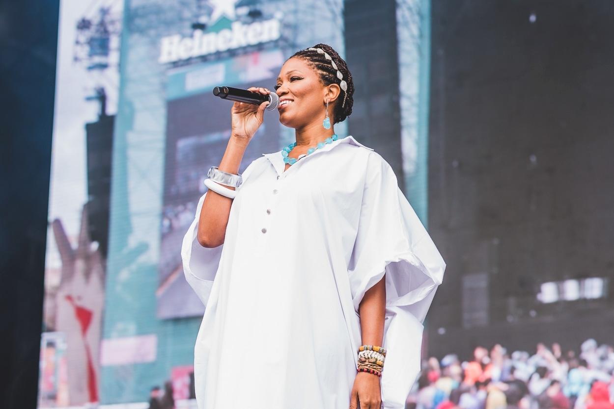 Luedji Luna faz seu Banho de Folhas no Popload Festival debaixo de ...