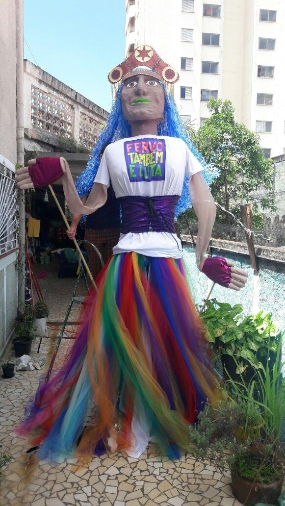 Boneca gigante circulará em blocos de SP para "carnavalizar" a política ...