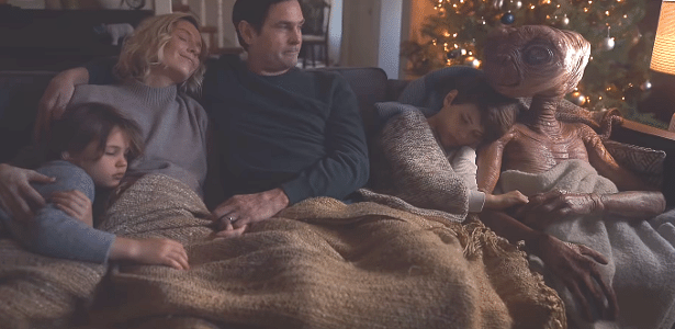 Elliot e ET se reencontram em comercial após quase 40 anos e emocionam ...