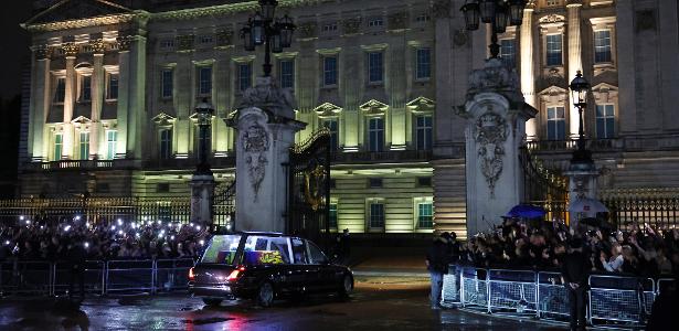 Rainha Elizabeth: família real recebe caixão no palácio de Buckingham