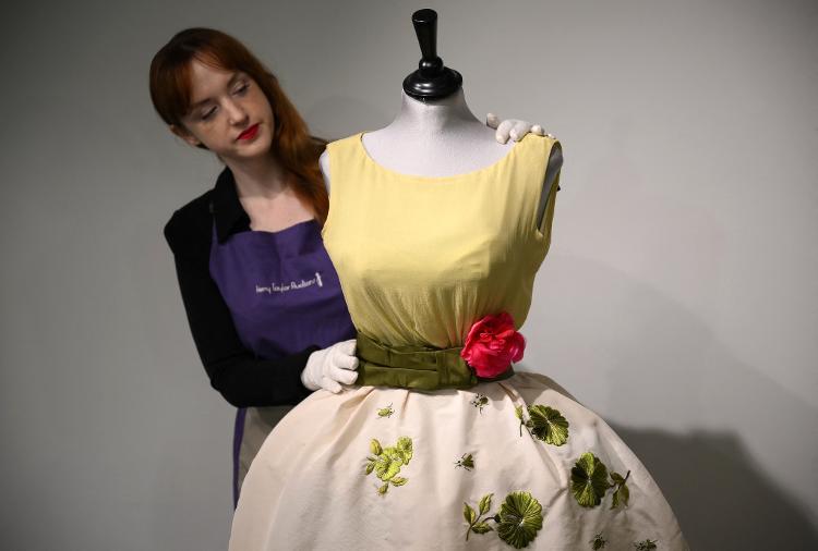 Vestido da sorte de Liz Taylor é achado em mala e vai a leilão