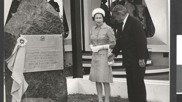 Ponte Rio-Niterói teve pontapé da rainha Elizabeth e obra de molas