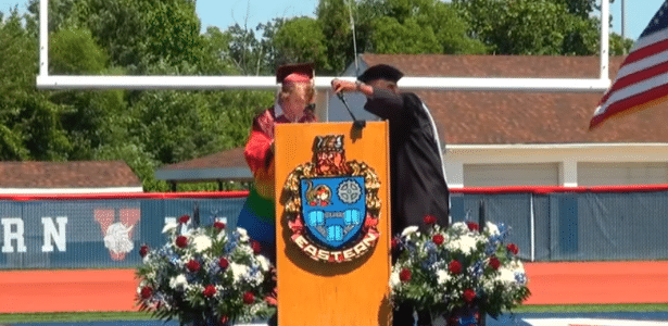 LGBTQIA+: Aluno queer tem microfone desligado em discurso de formatura