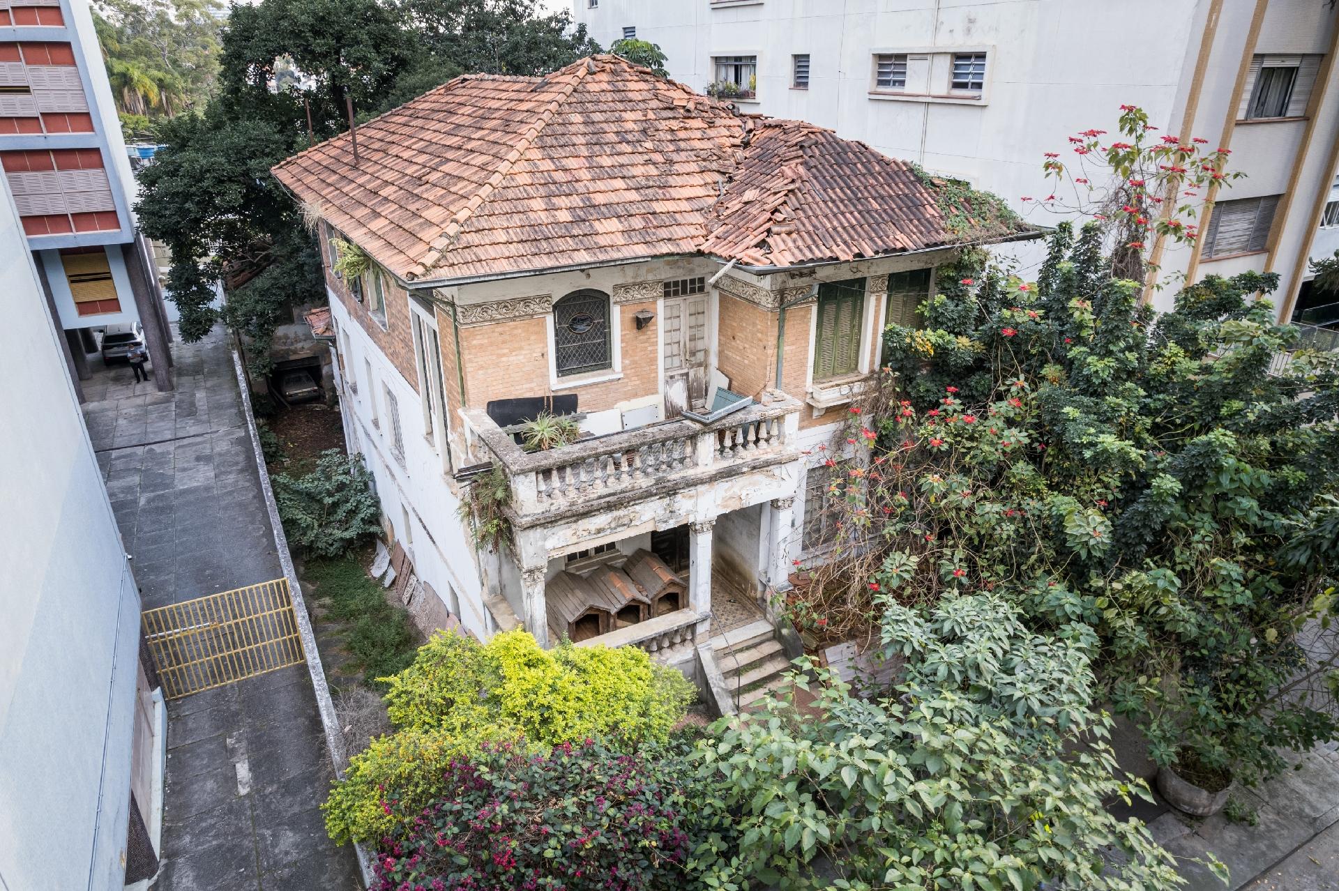 'A Mulher da Casa Abandonada': veja carro que apodrece na garagem