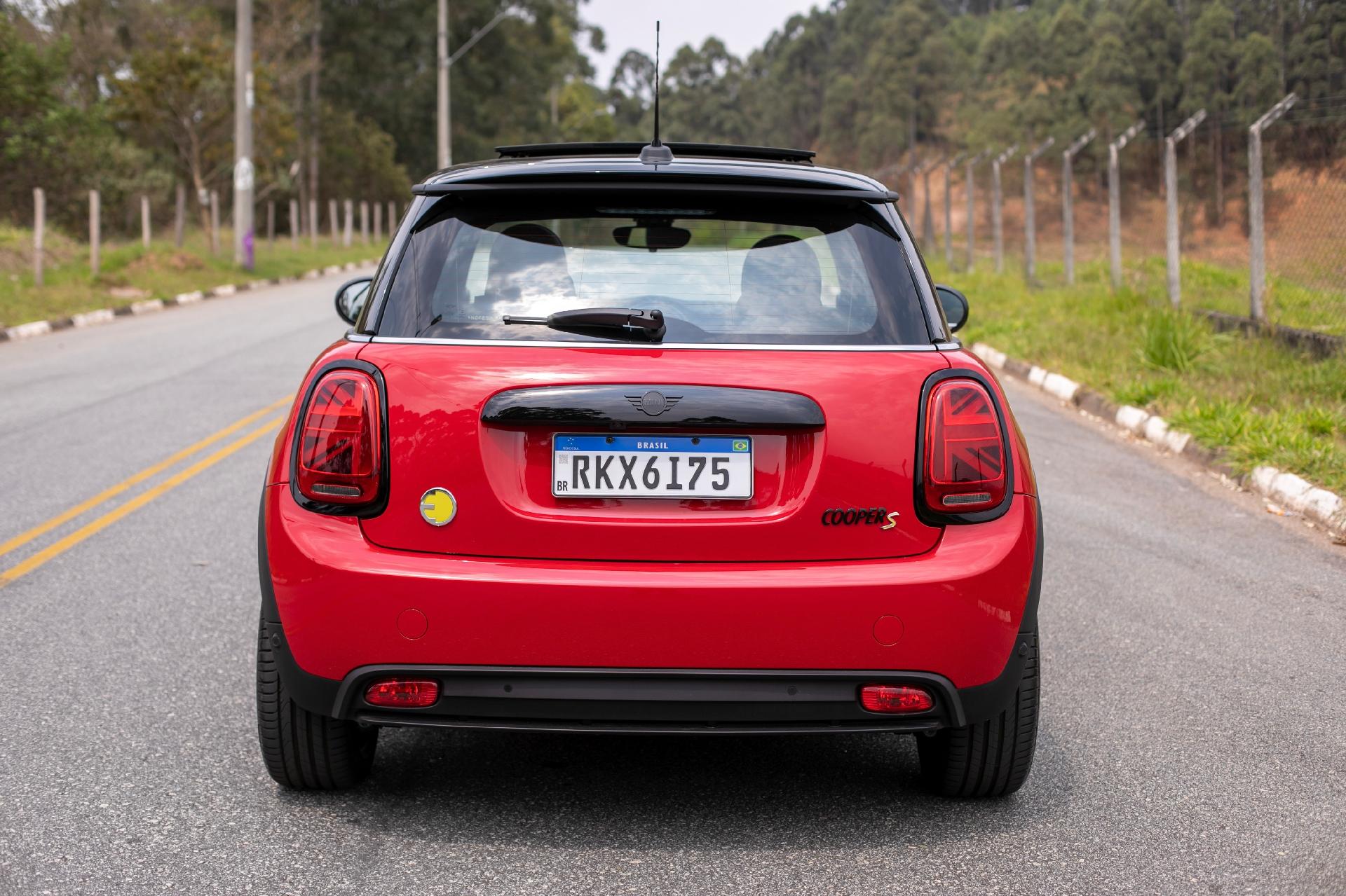 Fiat 500 e Mini Cooper: elétricos e retrôs a R$ 240 mil valem a pena?