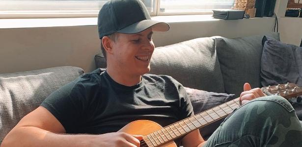 Quem é Johnny Ruffo, o cantor com câncer cerebral terminal?