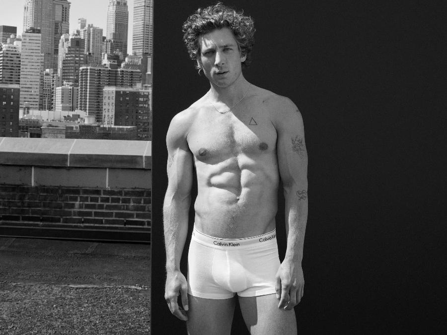 De cueca, 'Carmy' de 'O Urso' é garoto-propaganda da Calvin Klein