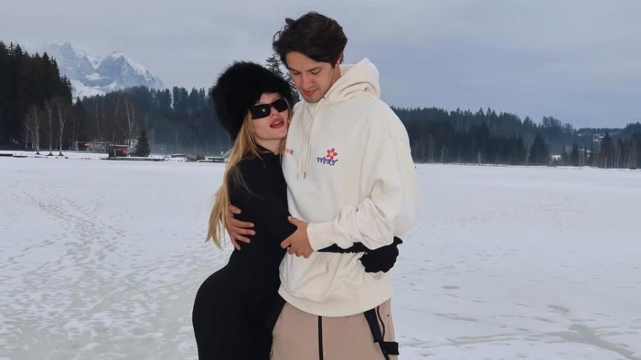 Luísa Sonza posa com namorado na neve
