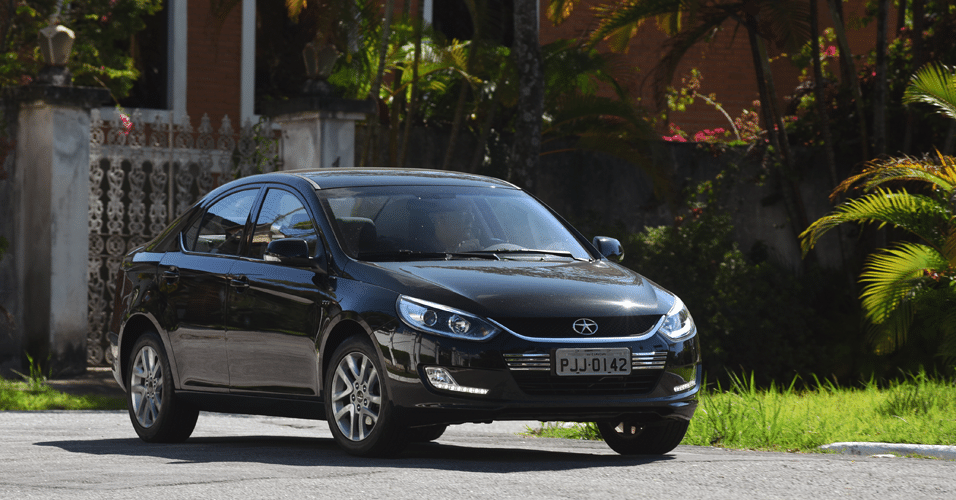 JAC J5 completo tem preço de Corolla básico; veja como anda - 17/10 ...