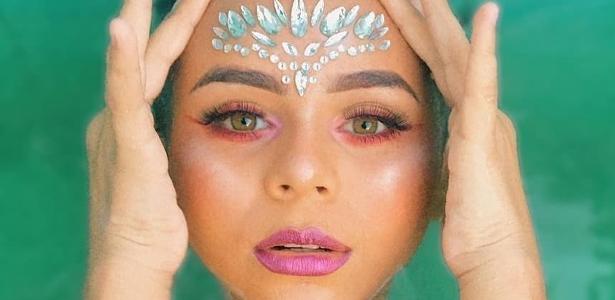 Bota Pó: jovem gay bomba com looks femininos com apoio da mãe