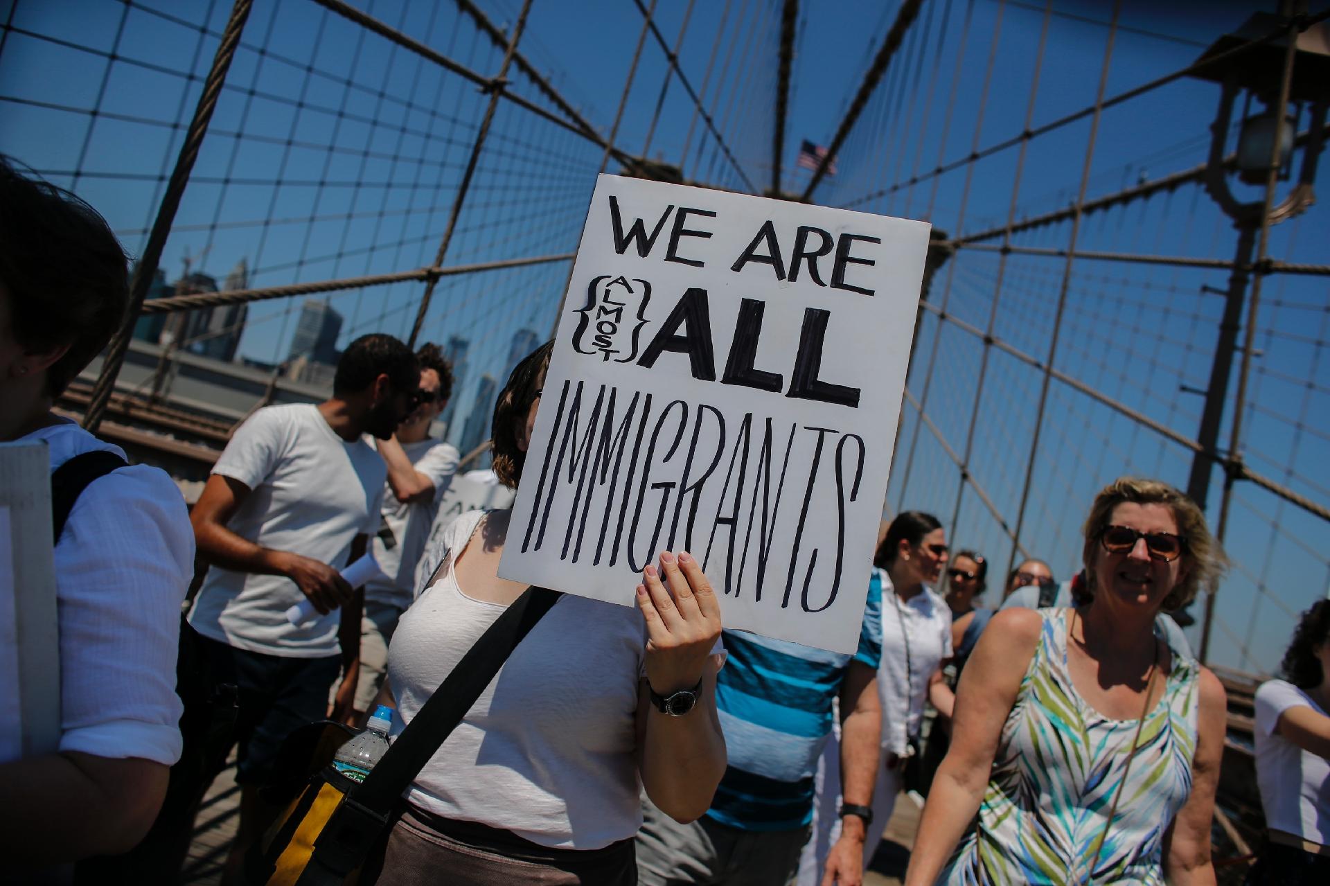 Famosas participam de protestos contra política de imigração nos EUA ...