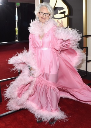 5 "desconhecidas" que ousaram mais do que as famosas no look do Grammy ...