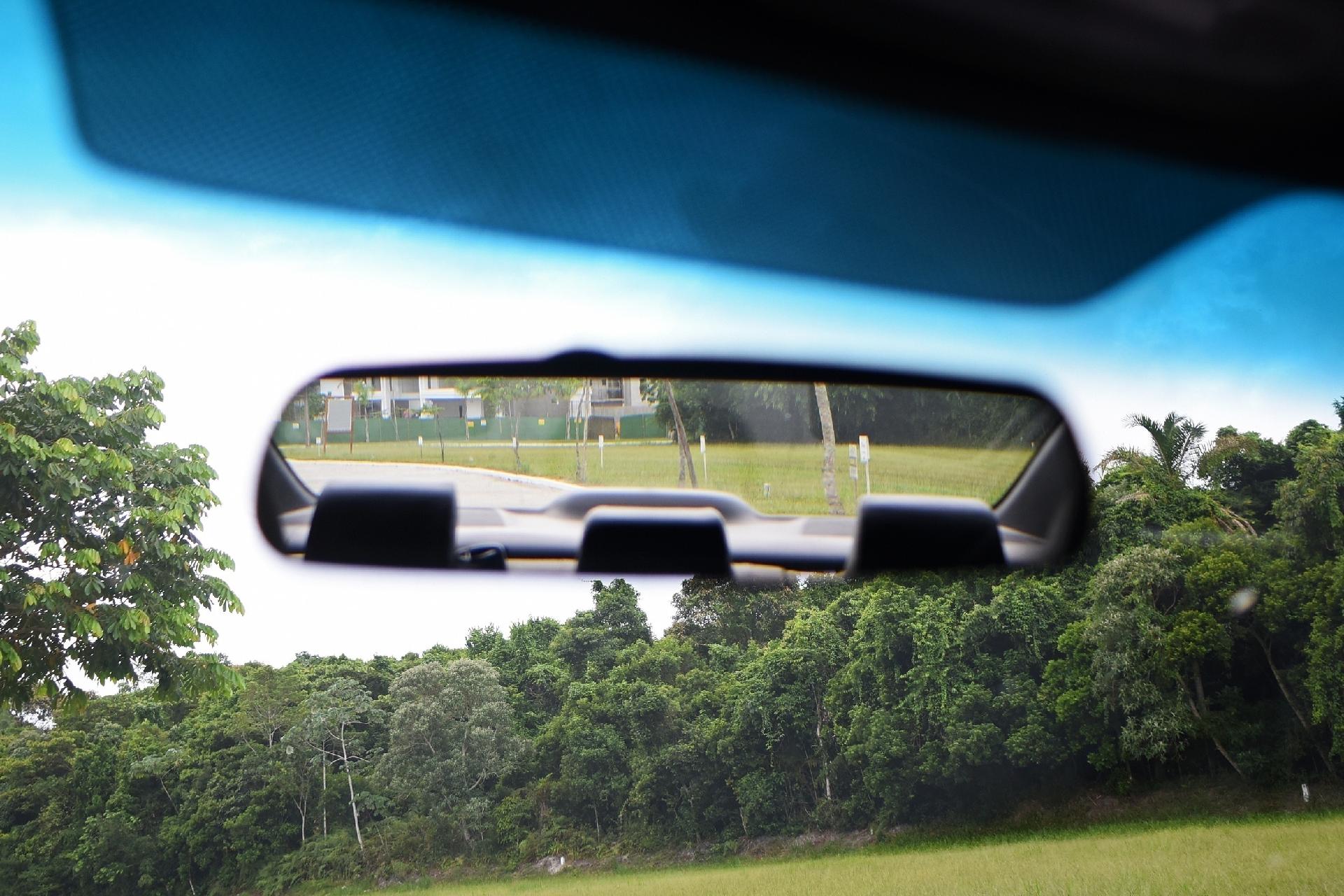 Aprenda a ajustar os retrovisores do seu carro