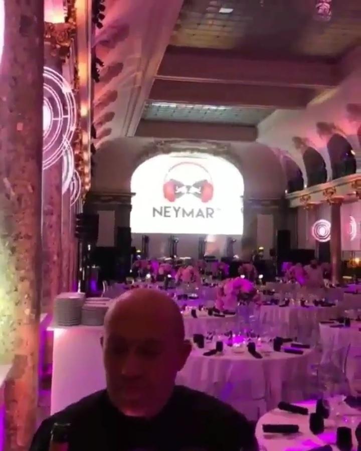 Neymar chega a aniversário de gala com filho e Marquezine e exibe ...