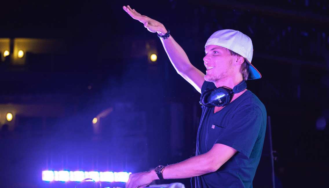 Devastado, irmão de Avicii está em Omã para descobrir causa da morte do ...