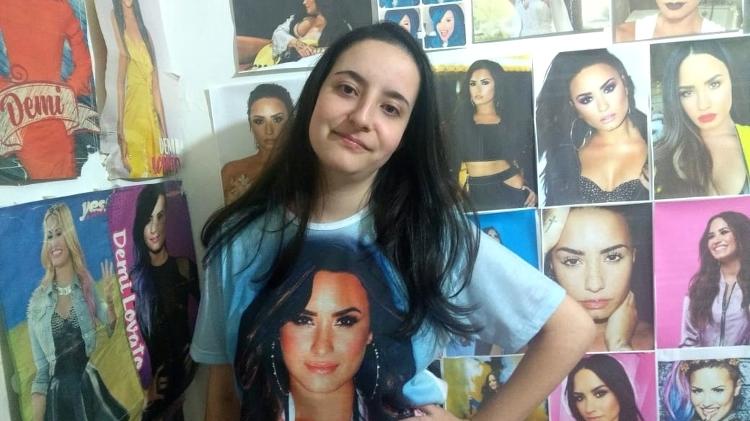 Esta fã de Demi Lovato imprime todos os Stories que a cantora posta ...