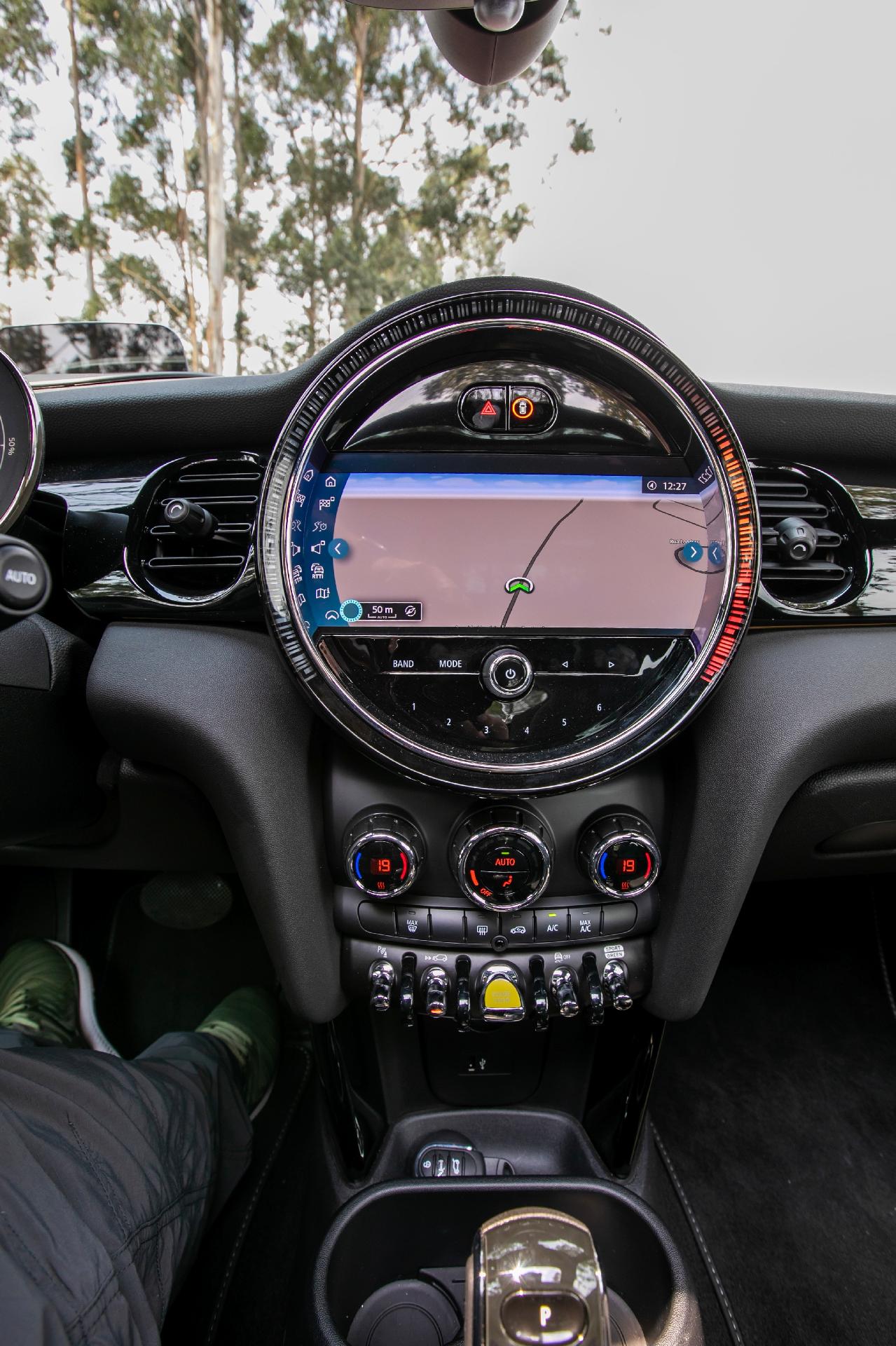 Fiat 500 e Mini Cooper: elétricos e retrôs a R$ 240 mil valem a pena?