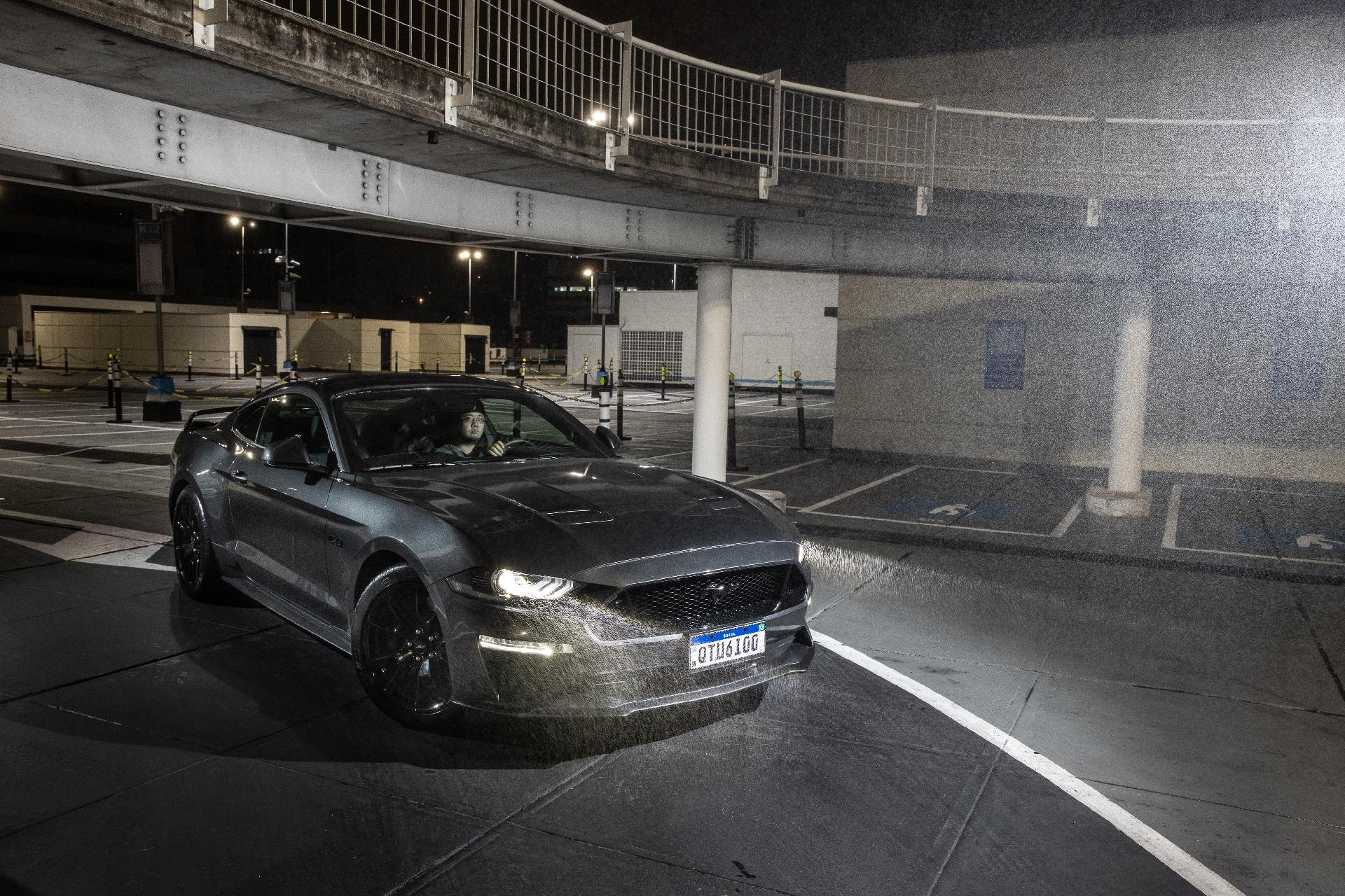 Testamos: Mustang Black Shadow alia visual sombrio com emoção dos 466 cv
