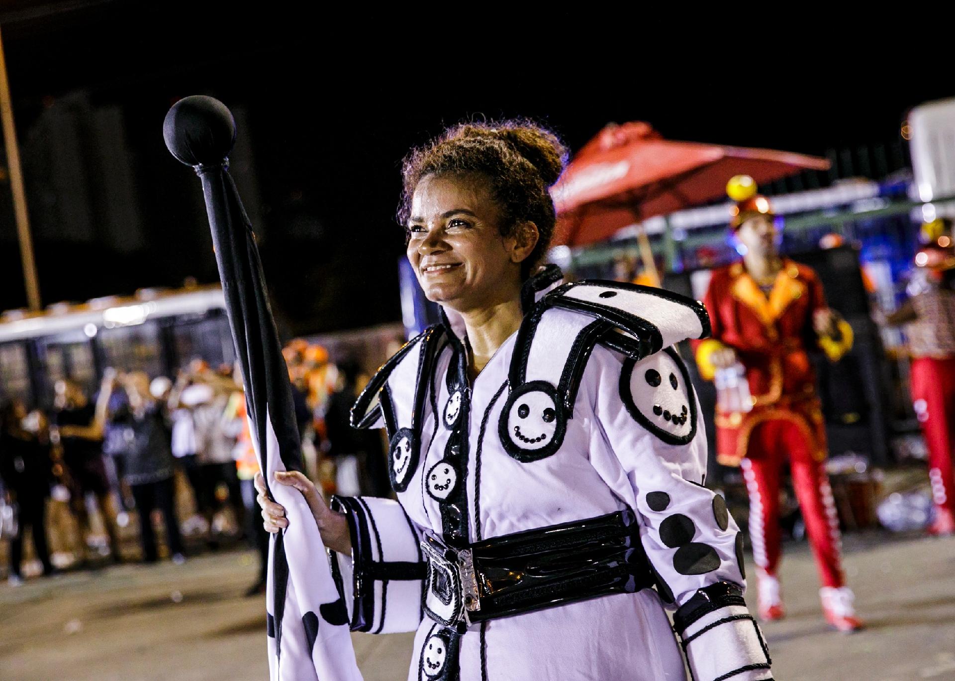 Juju Salimeni fica sem água e à base de frango e ovo para desfile - 22 ...