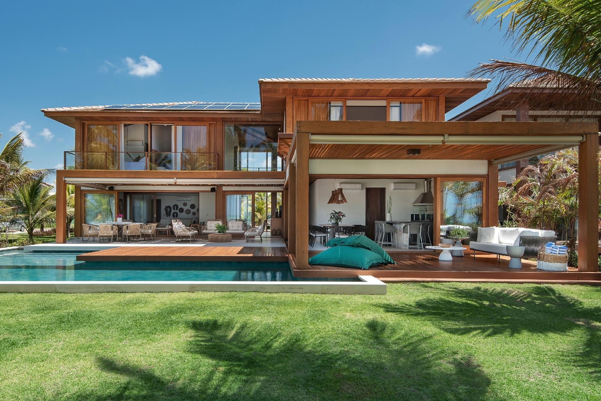 Fotos: Casa no litoral baiano assume o praiano total com canoa na mesa ...
