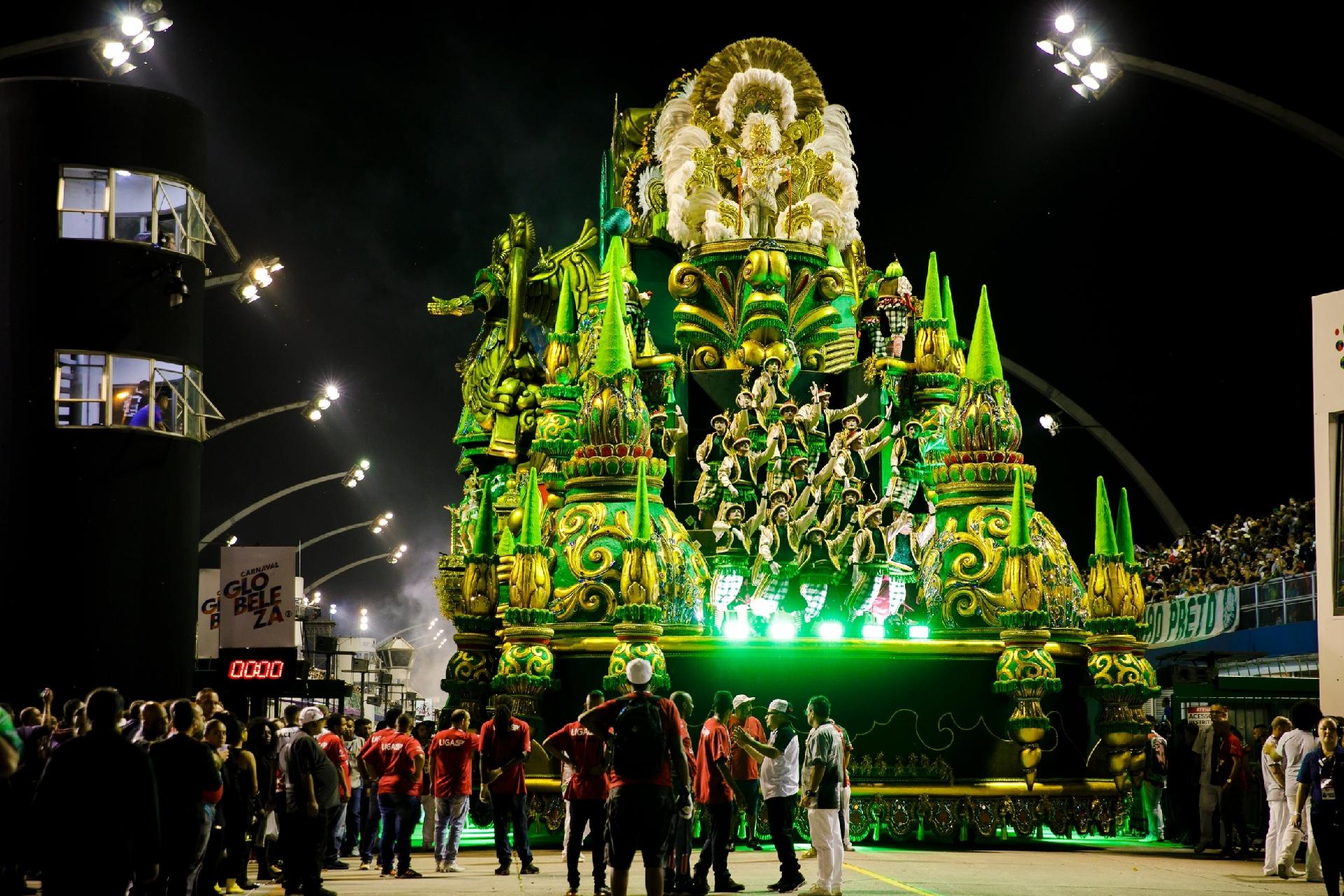 Juju Salimeni fica sem água e à base de frango e ovo para desfile - 22 ...