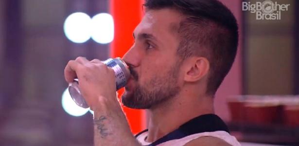 BBB 21: Arthur diz que pulará pelado na piscina e Juliette tira sarro