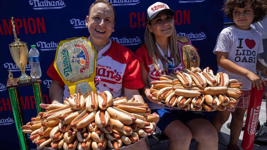 Campeão por comer hot dogs sai de concurso após promover carne vegetal